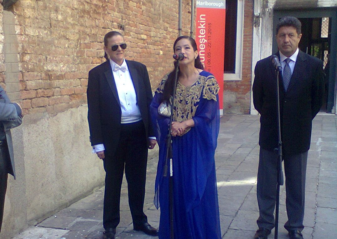 Acqua d'oro: neri specchi apocalittici