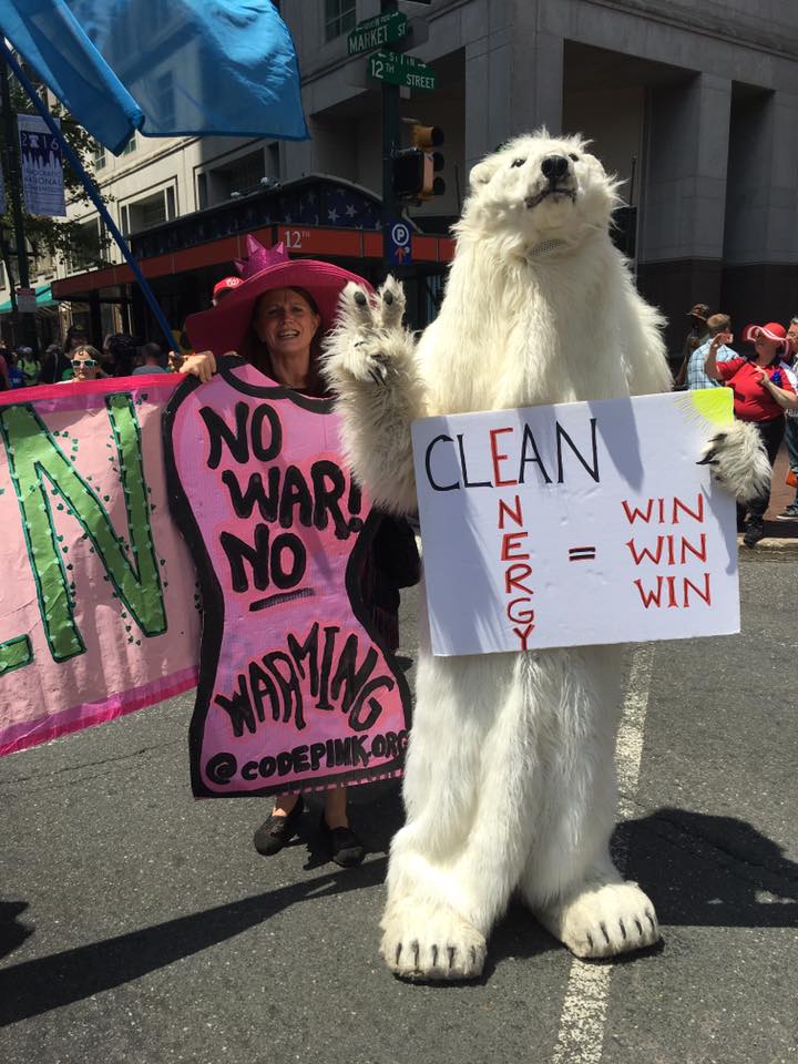 Le attiviste di CodePink alle convenzioni nazionali repubblicana e ...