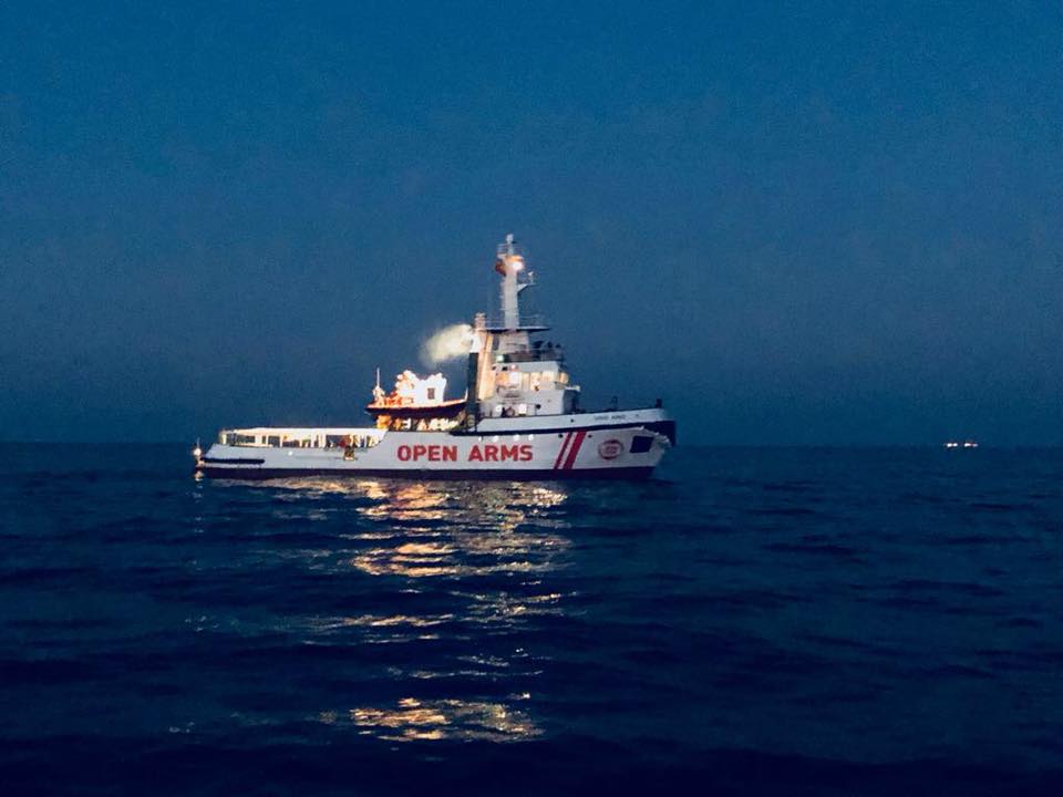 Migranti, la Open Arms di nuovo verso la Libia. Sfida #dapadre tra ...