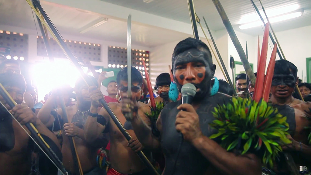 Documentário que retrata as relações entre índios Yanomami e agentes de ...