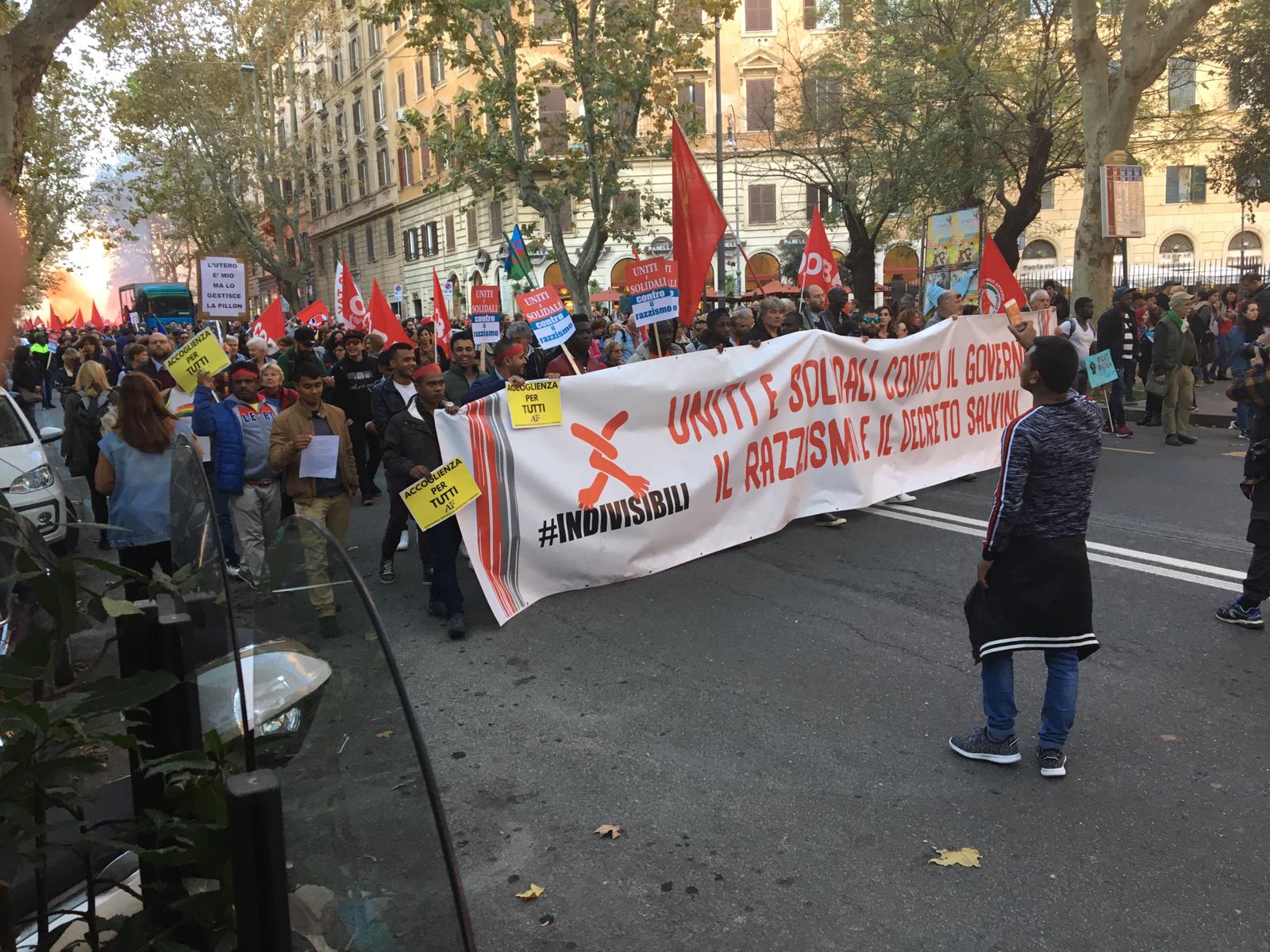 Migliaia di persone manifestano a Roma contro il decreto Salvini Migliaia di persone manifestano a Roma contro il decreto Salvini