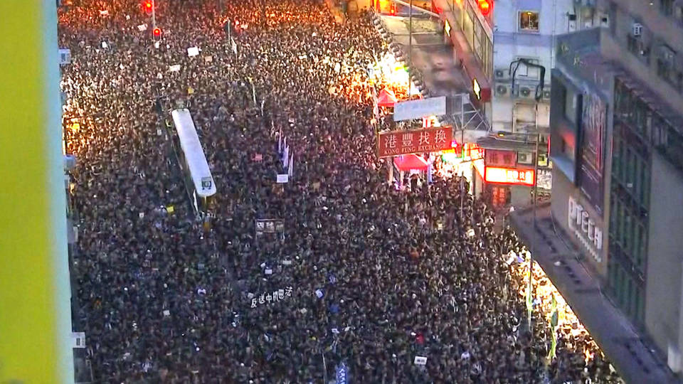 D'autres manifestations de masse à Hong Kong au moment où l'activiste ...