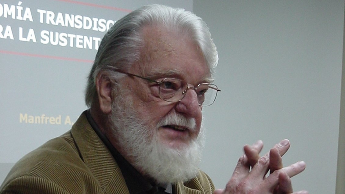 Reconocimiento de Tomás Hirsch a Manfred Max Neef en el momento de su ...