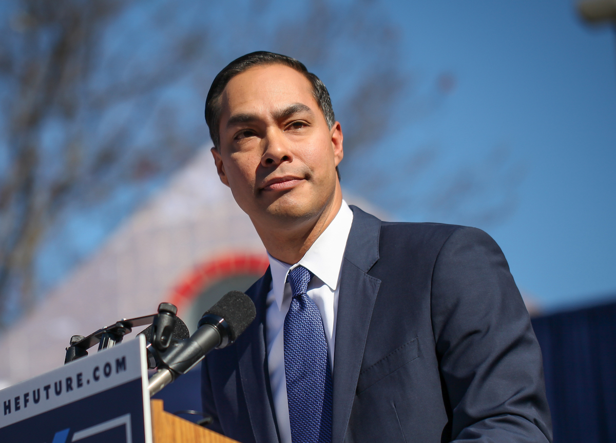 Julián Castro's Monolingualism: a Failure or Just Standard Assimilation?