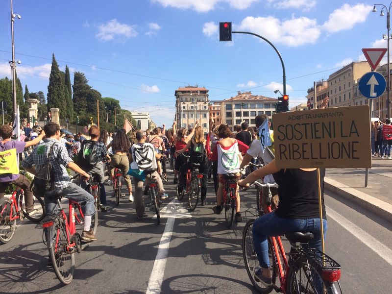 Roma: in azione la Rebel Ride di Extinction Rebellion