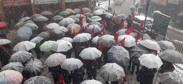 Η μεγαλύτερη απεργία που έγινε ποτέ στην Ινδία συνταράσσει την ...