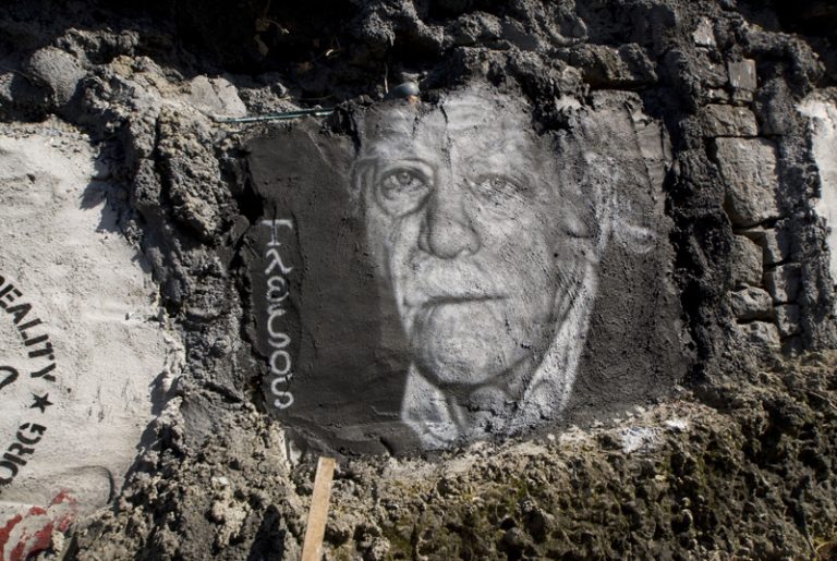 Manolis Glezos, grande personaggio della sinistra greca, è morto all ...