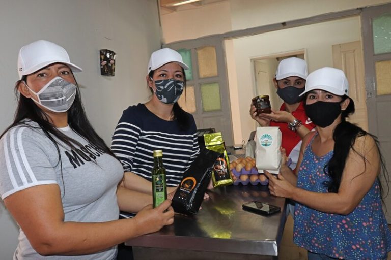 Colombia En Medellín Primer Mercado De Mujeres Excombatientes De Farc