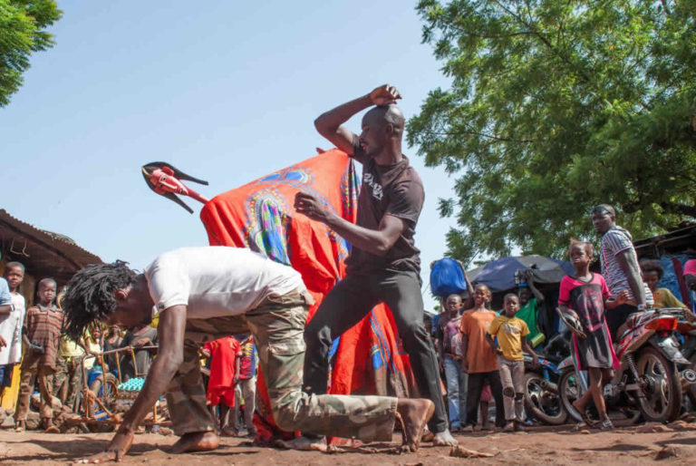 Mali: ballare nei mercati di Bamako